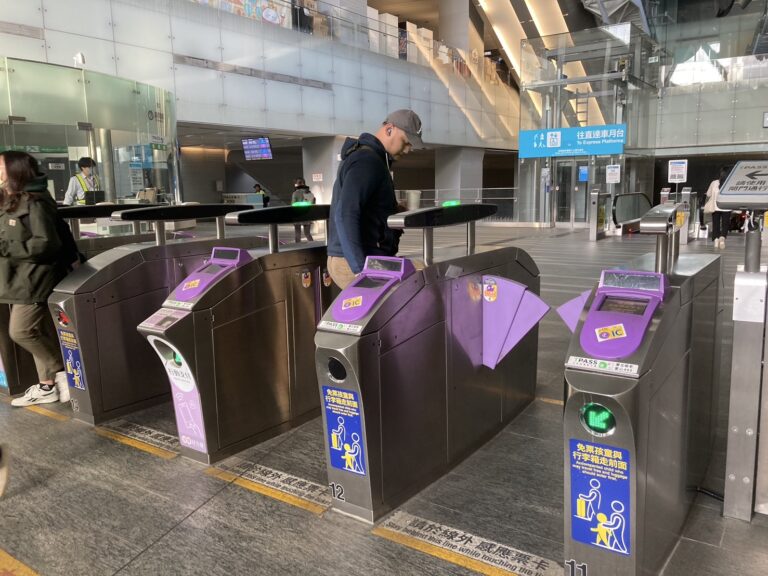【2026年】台湾のMRTでクレジットカードは使える？桃園空港線や台北市内は？ | ずっきーの台湾生活