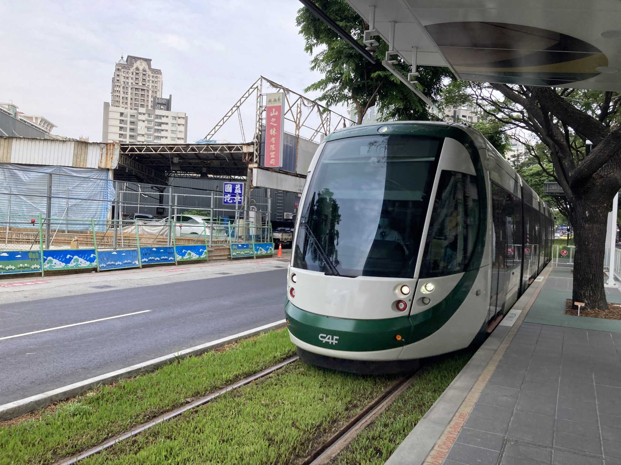 高雄LRT（ライトレール）乗り方完全ガイド！路線図や料金・周辺観光スポットも解説 | ずっきーの台湾生活